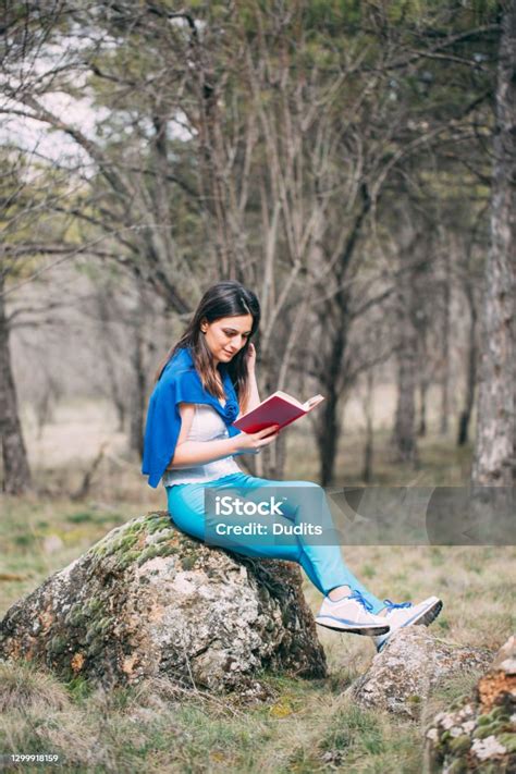 도시 생활에서 도망치고 평화로운 장소에서 책을 읽는 여성 30 34세에 대한 스톡 사진 및 기타 이미지 30 34세 가정 생활 고요한 장면 Istock