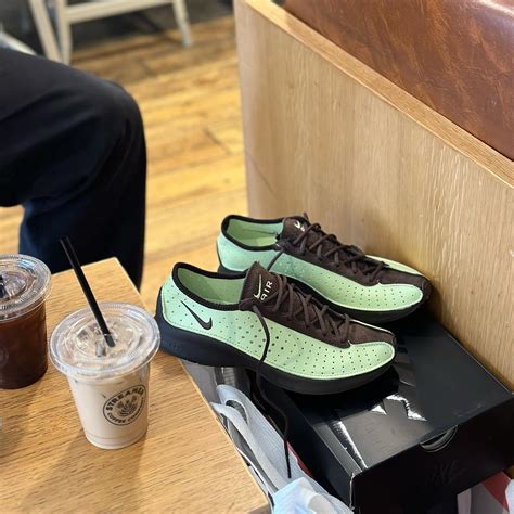 투엘 나이키 슈퍼플라이의 인기가 상당합니다 💚🤎💚 전 이 컬러도 너모 너모 예쁘더라구요 🫶🏻 상큼한 연두색 컬러 포인트가 취향저격 🌳🪵🌲🤎 갑자기 다시 추워진