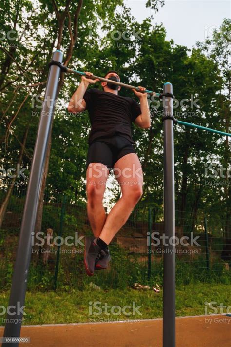 젊은 남자 운동 선수는 술집에 당겨 그는 검은 의료 마스크를 착용하고 있어 20 24세에 대한 스톡 사진 및 기타 이미지
