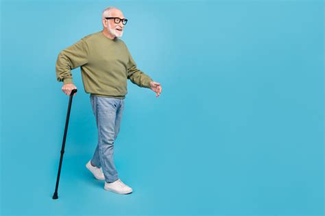 밝은 파란색 배경에 고립 된 지팡이 산책 복사 공간을 사용하여 매력적인 쾌활한 회색 머리 남자의 전체 길이 신체 크기보기 70 79세에 대한 스톡 사진 및 기타 이미지
