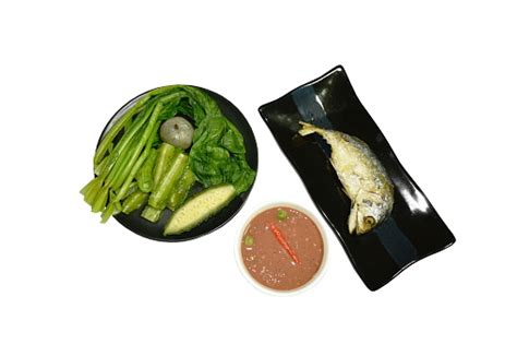 고등어 튀김 생선과 매운 새우 페이스트 소스는 접시에 삶은 야채와 함께 먹는다 가지 채소에 대한 스톡 사진 및 기타 이미지 가지 채소 건강한 식생활 고등어류 Istock