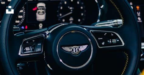 자동차의 스티어링 휠과 대시보드의 클로즈업 사진 Unsplash의 무료 자동차 이미지