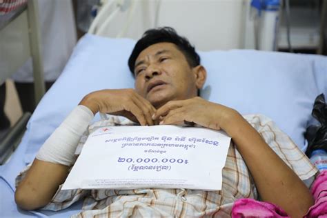 សម្តេចកិត្តិព្រឹទ្ធបណ្ឌិត ប៊ុន រ៉ានី ឧបត្ថម្ភថវិកា ២០លានរៀល ដល់តារាកំប្លែង នាយ តាក់ស៊ី