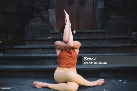 요가 연습에 휴식과 영감에 도달하는 활동적인 착용의 차분한 집중 여성 선과 레크리에이션을 느끼고 야외에서 요가를 연습하는 잠겨 있는 여성은 훈련에서 레크리에이션을 즐기고