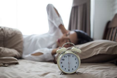 젊은 여자 소리 머리 및 불쾌 한 얼굴을 만들기와 귀에서에서 고통을 침대에 누워 잠자기에 대한 스톡 사진 및 기타 이미지 잠자기 개념 개념과 주제 Istock