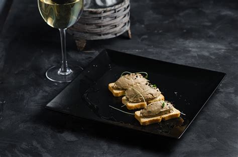 마이크로 그린으로 장식 된 쇠고기 간에서 파테 와인과 함께 레스토랑에서 간식 식전 반주에 대한 스톡 사진 및 기타 이미지 식전 반주 파테 멸치 Istock