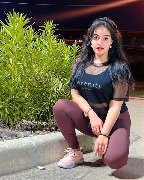 Malavika Menon టపాసులు కాల్చుతూ ఎంజాయ్ చేస్తున్న మాళవిక మీనన్