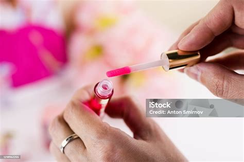 흰색 배경에 분홍색 립 글로스와 브러시의 얼룩 액체 립스틱의 샘플과 스틱 분리 텍스처 여성 미용 메이크업 제품 브러쉬 스트로크 끈적거리는에 대한 스톡 사진 및 기타 이미지