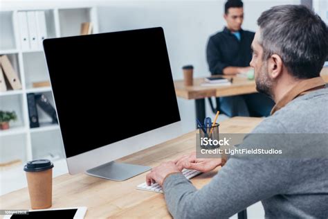 데스크톱 컴퓨터를 사용 하 여 사무실에서 빈 화면으로 하는 사업 데스크탑 컴퓨터에 대한 스톡 사진 및 기타 이미지 데스크탑 컴퓨터 빈 화면 경영자 Istock
