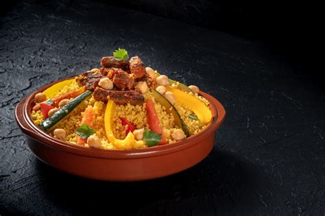 고기와 채소를 곁들인 쿠스쿠스 병아리콩을 곁들인 튀니지 축제 음식 모로코 문화에 대한 스톡 사진 및 기타 이미지 모로코 문화 쿠스쿠스 주식 당근 Istock