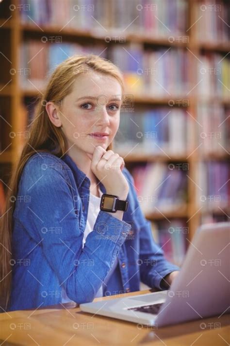 笔记本免抠元素 带智能手表的学生在图书馆使用笔记本电脑 素材免费下载 626像素 格式 编号67925565 千图网