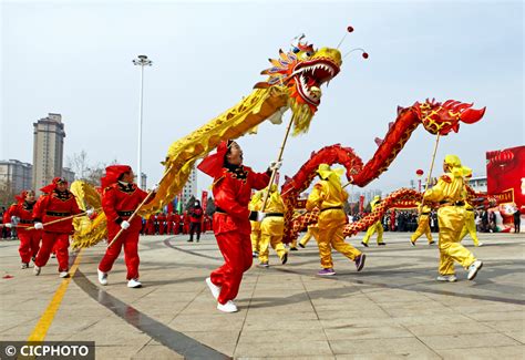 舞龙闹佳节