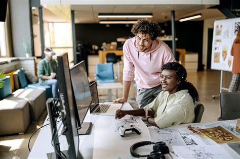 두 명의 젊은 게임 디자이너가 새로운 게임을 위해 캐릭터 스케치를 검토합니다 2명에 대한 스톡 사진 및 기타 이미지 2명 디자인 스튜디오 컴퓨터 Istock