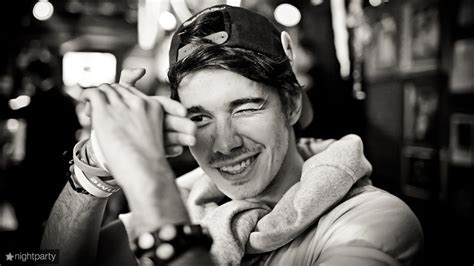 Andrey Dragunov Signs Unusualverse