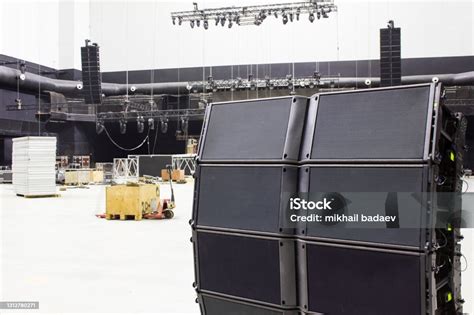 라인 어레이 스피커 무대 트러스 리드 스크린 사운드 스피커 라이브 쇼를위한 전문 콘서트 장비 모루 용기에 대한 스톡 사진 및