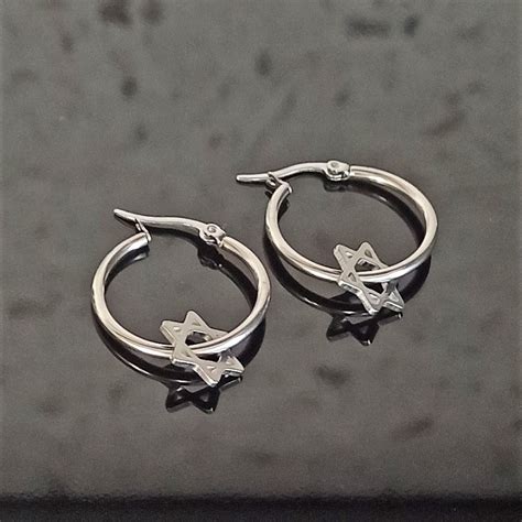 Непроменящи цвета си халки от медицинска стомана диаметър 2 5 см с висулки звезди 1 см