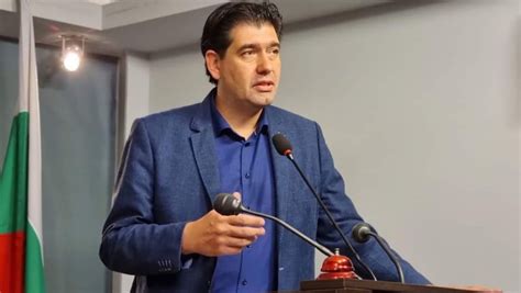 Иван Таков за Паметника на Съветската армия Сглобката в парламента подари параван на ГЕРБ СДС