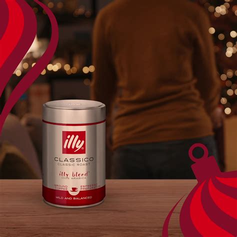 디저트의 달콤한 향과 부엌에서 불어오는 은은한 커피 향기가 가득한 연말 일리 분쇄 커피로 이탈리아 명절의 감성을 느껴보세요 매일 커피를 즐기기 가장 좋은 시간 일리