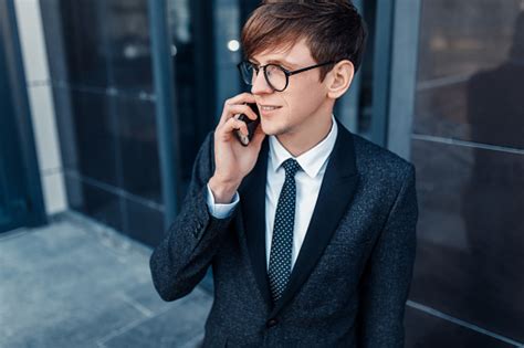 비즈니스 센터의 유리 건물 근처 전화로 이야기 안경에 세련된 사업가 경영자에 대한 스톡 사진 및 기타 이미지 경영자 고객 기업 비즈니스 Istock
