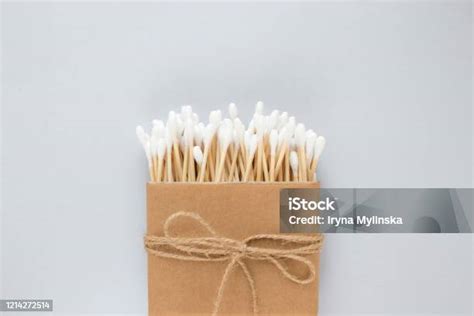 밝은 회색 배경에 아마 또는 대마 코드로 묶인 종이 상자에 대나무 면 스틱을 닫습니다 카피 스페이스 친환경 컨셉 모형 가지 식물 부위에 대한 스톡 사진 및 기타 이미지