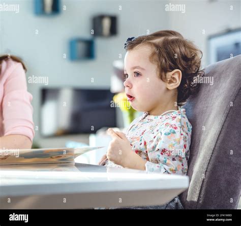 Maman Et Sa Fille Lisent Un Livre Banque De Photographies Et Dimages Haute R Solution Alamy