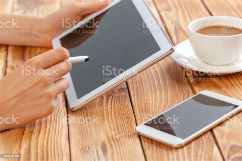 클로즈업 젊은 여자의 손을 잡고 디지털 태블릿 및 마시는 아침 마 키 아 토 공란에 대한 스톡 사진 및 기타 이미지 공란 디지털 태블릿 사용하기 러시아 Istock
