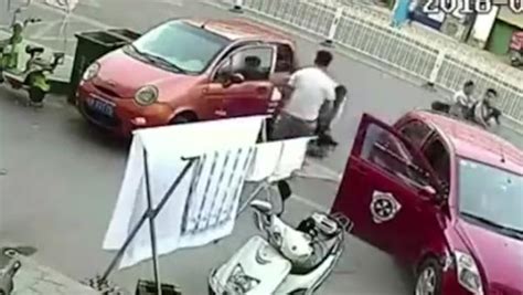 男子连砸8车盗窃，民警伏击摁倒抓捕所有人澎湃新闻 The Paper