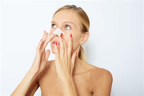 여자는 그녀의 얼굴을 청소 아름다운 젊은 여자 와 정리 팻 백인종에 대한 스톡 사진 및 기타 이미지 백인종 뷰티 스파 사진 이미지 Istock