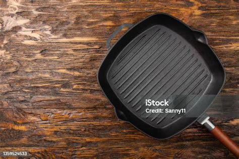 맛있는 고기를 요리하기위한 빈 검은 주철 그릴 팬 나무 배경 텍스트 공간입니다 스테이크에 대한 스톡 사진 및 기타 이미지