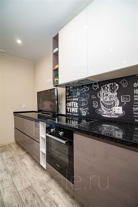 Кухня с черной столешницей и деревянными фасадами 84 фото