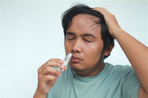 통증 표현과 현기증을 느끼는 아시아 청년 흡입기 또는 아로마 테라피 사용 20 24세에 대한 스톡 사진 및 기타 이미지 20 24세 감기와 독감 건강관리와 의술