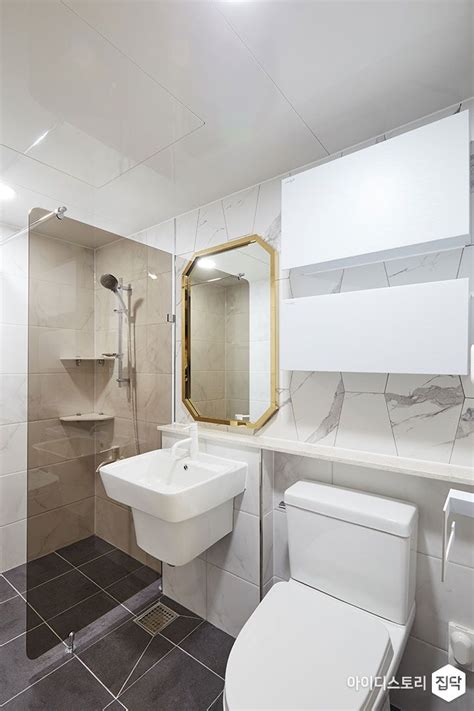 골드and화이트마블타일선반파티션 화장실 디자인 욕실 아이디어 욕실 인테리어 디자인