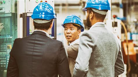 공장에서 사업가와 이야기하는 아시아 민족의 엔지니어 Stem 주제에 대한 스톡 사진 및 기타 이미지 Stem 주제 경영자 공장 산업 건물 Istock