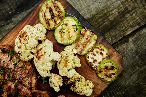 나무 배경에 구운 호박과 콜리플라워 야채 비건 음식 다이어트 건강 한 피크닉 여름 맨 위 보기 플랫 레이 공간을 복사합니다 0