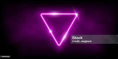 안개 추상적 배경에 반짝 반짝 빛나는 네온 핑크 삼각형 전기 광 프레임 기하학적 패션 디자인 벡터 일러스트레이션 빈 최소한의 예술 장식 삼각형에 대한 스톡 벡터 아트 및