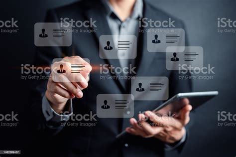 Hrm 또는 인적 자원 관리 돋보기를 들고 있는 사업가는 인간 개발 채용 리더십 및 고객 대상 그룹을 위한 직원 아이콘 중