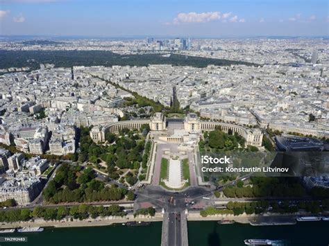 에펠 탑 꼭대기에서 샹 드 마르스 전망을 바라보 며 도시 전체를 아름 다운 클래식 한 건축물로 둘러 보십시오 연인 및 가족 방문에 대 한 낭만적 인 장소 0명에 대한 스톡