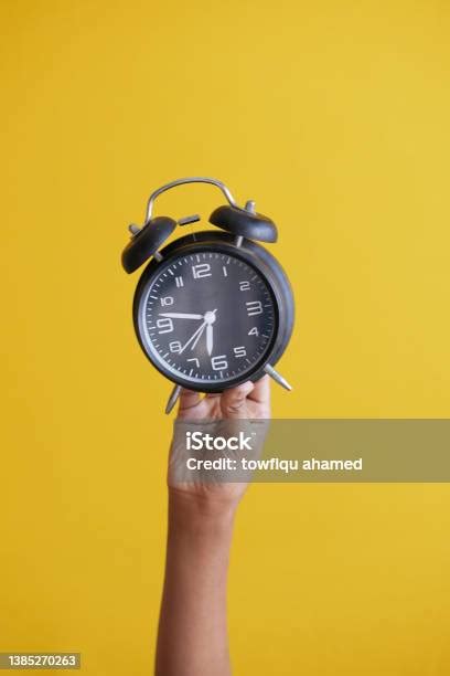 노란 배경에 알람 시계를 들고 사람 손 계획에 대한 스톡 사진 및 기타 이미지 계획 마감일 방글라데시 Istock