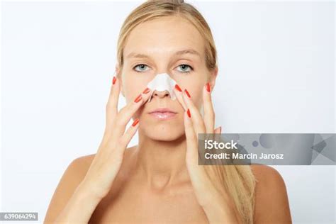 여자는 그녀의 얼굴을 청소 아름다운 젊은 여자 와 정리 팻 백인종에 대한 스톡 사진 및 기타 이미지 백인종 뷰티 스파 사진 이미지 Istock