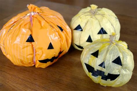 ハロウィンの飾り付けにビニール袋でできるジャックオランタンの作り方 icoro