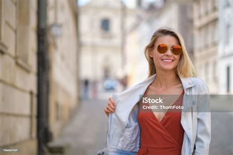 긴 빨간 드레스와 모자 걷기에 화려한 아름다운 여자 아침 야외에서 행복한 소녀의 초상화 강에 대한 스톡 사진 및 기타 이미지 강 거리 긍정적인 감정 표현 Istock