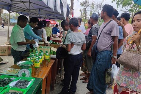 စစ်‌တွေမြို့ရှိ မုန်တိုင်းဒဏ်သင့်ပြည်သူများအား ဆန်၊ ဆီ၊ ဆား၊ ကြက်ဥ၊ ဟင