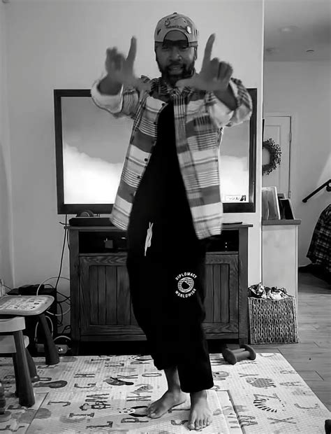 Columbus Shorts Feet
