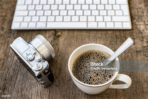 컴퓨터 키보드 컵 커피와 빈티지 카메라의 사무실 테이블 소박한 나무 책상에 레트로 카메라입니다 공간에 복사 합니다 0명에 대한 스톡 사진 및 기타 이미지 Istock