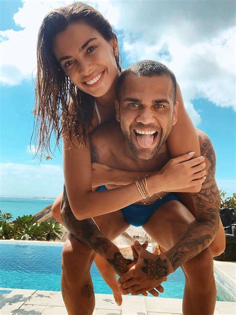 Las Espirituales Vacaciones De Dani Alves Con Su Novia Mientras Se