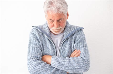 팔짱을 끼고 아래를 내려다보고 있는 슬픈 불행한 노인 이혼으로 고통받는 노인 나쁜 관계 외로움과 우울함 백발에 대한 스톡 사진 및 기타 이미지 Istock