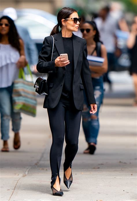 La Celebridad Katie Holmes Viste De Negro En Las Calles De Nueva York