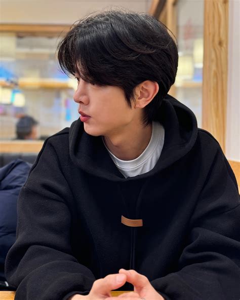 박재형 새해가 되고 많은 것이 바뀌었다 나는 한 살 더 먹었고 신체도 그만큼 노화 되었을 것이다 나는 나무를 좋아한다 나이테가 늘어날수록 나무는 깊게 뿌리를