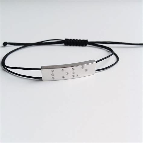 Museum Of Cycladic Art Κοσμήματα με τη λέξη “love” γραμμένη ανάγλυφα στο σύστημα γραφής