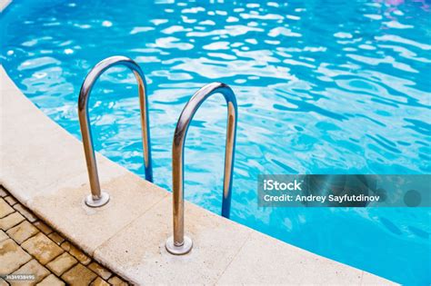수영장으로 내려 가기위한 계단의 난간 여름 휴가의 개념 수영장 스포츠 경기장에 대한 스톡 사진 및 기타 이미지 수영장 스포츠 경기장 재미 0명 Istock